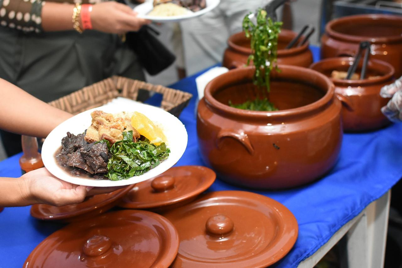 Portela lança samba-enredo 2025 em feijoada com show da Velha Guarda ...
